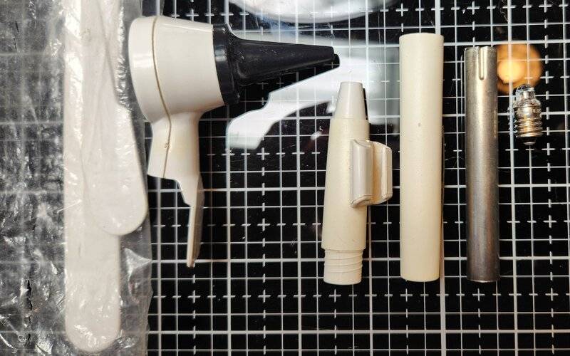 Cheap Plastic Adva-Lite Otoscope--How to Change the Battery? | For A ...